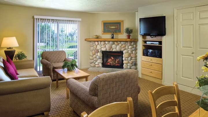 Spacious Condo One-bedroom - Bear Lake State Park, St Charles