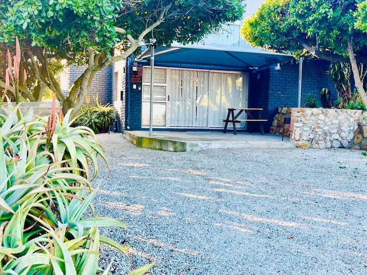 The Nest | Walk To The Cove & Cliff Paths - Franskraal