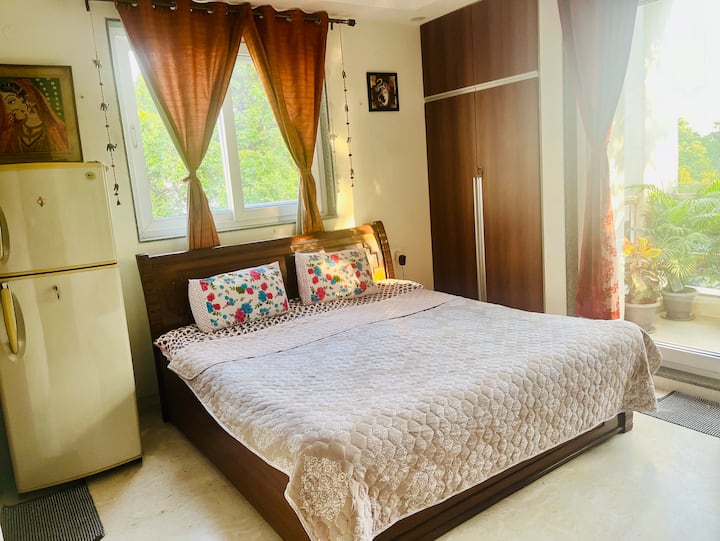 Cosy Room Within Bengali Home With Lift In Cr Park -