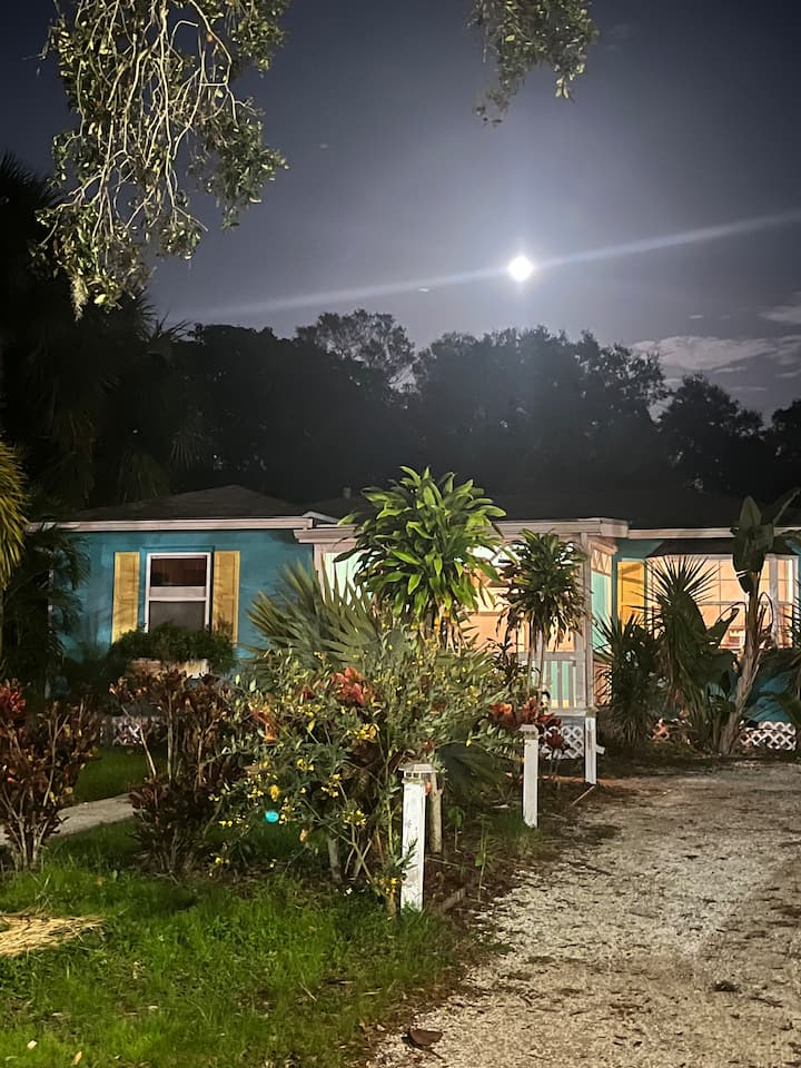 Colorful Cottage - St. Pete Beach, FL