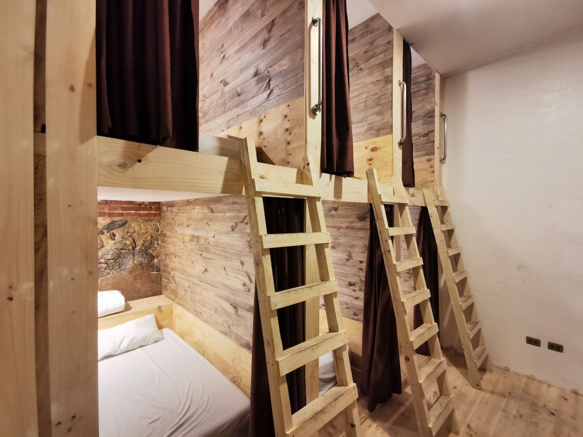 Hostel cubicle bedroom - Bed and breakfasts for Rent in Valparaíso ...