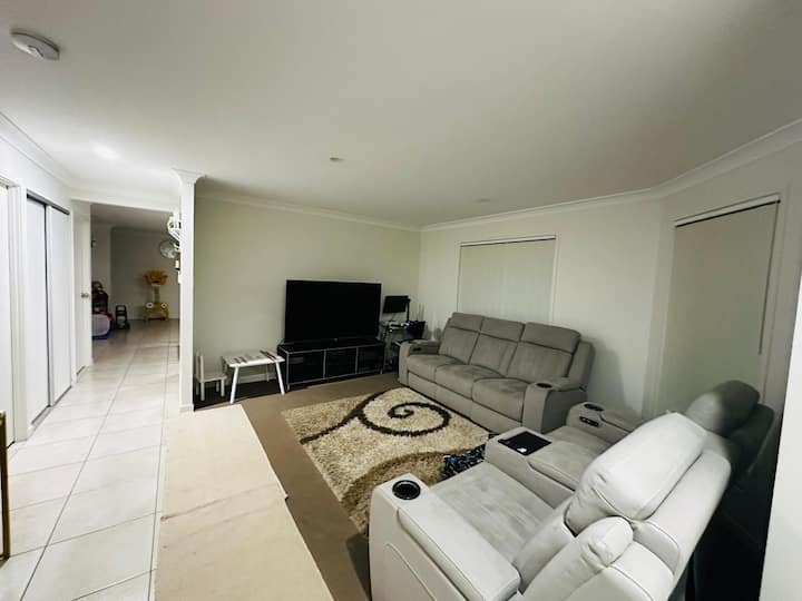 Home In Glenvale - Toowoomba