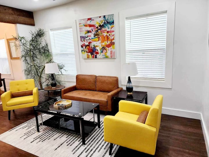 The Blue House, Mardi Gras Cottage - Mobile, AL