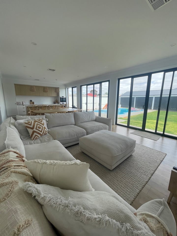 Brand New, 5 Bedroom Home! - Adelaide