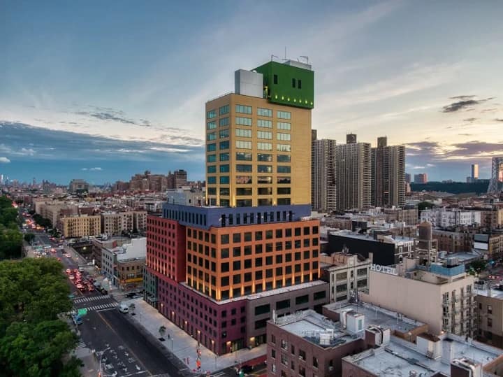 4 Family-friendly Queen Rooms At Radio Hotel, Ny! - New York