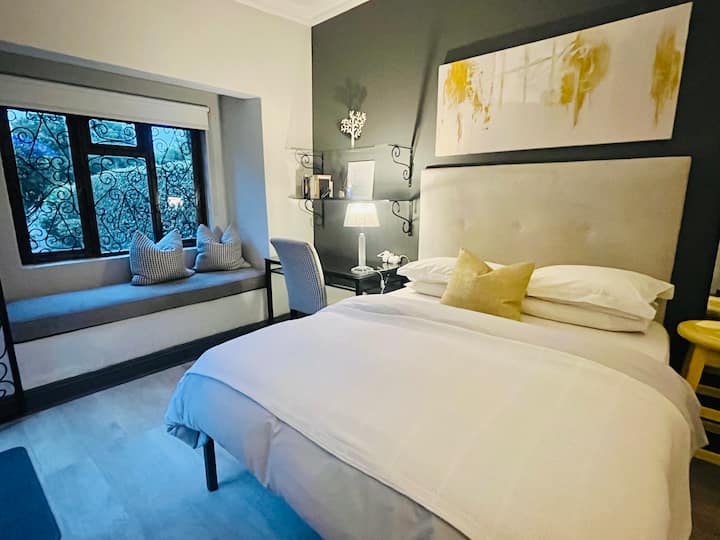 Private En-suite  In Boomed Zone In Parkhurst - Randburg