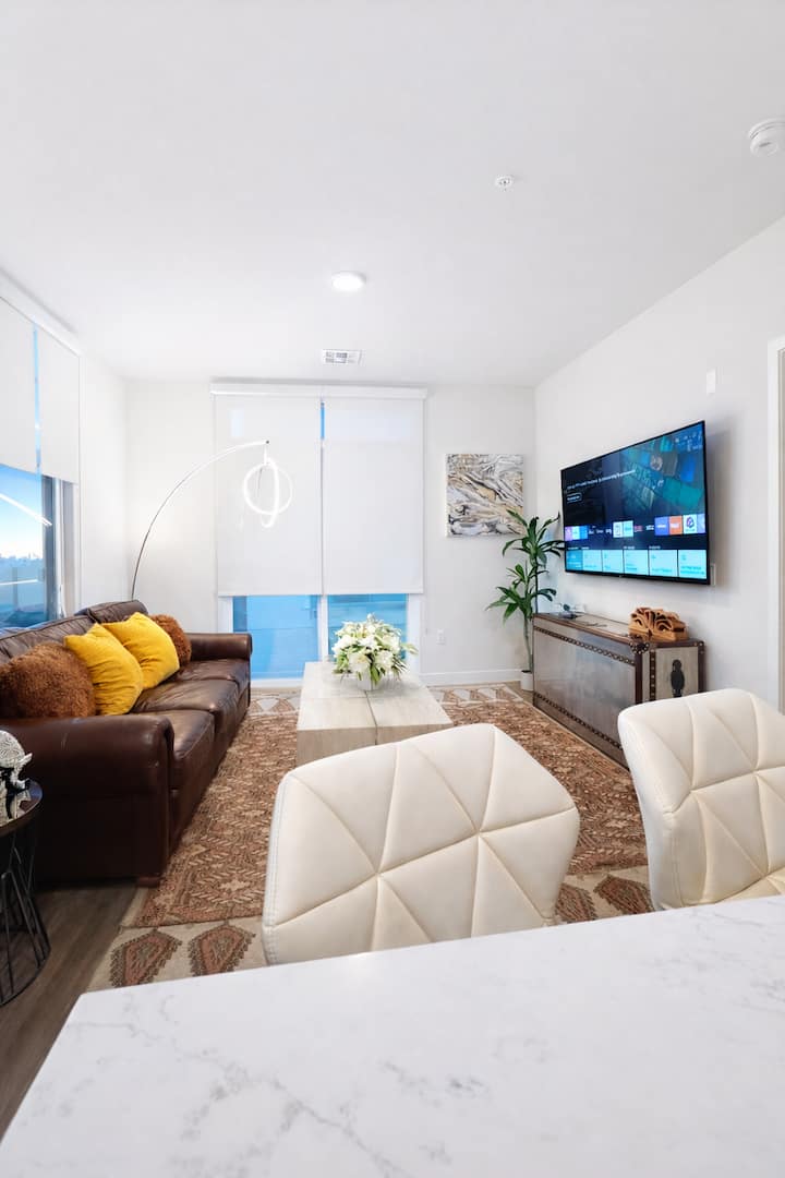 Hollywood Luxury Apartment 2b/2b | Free Parking - West Hollywood, CA