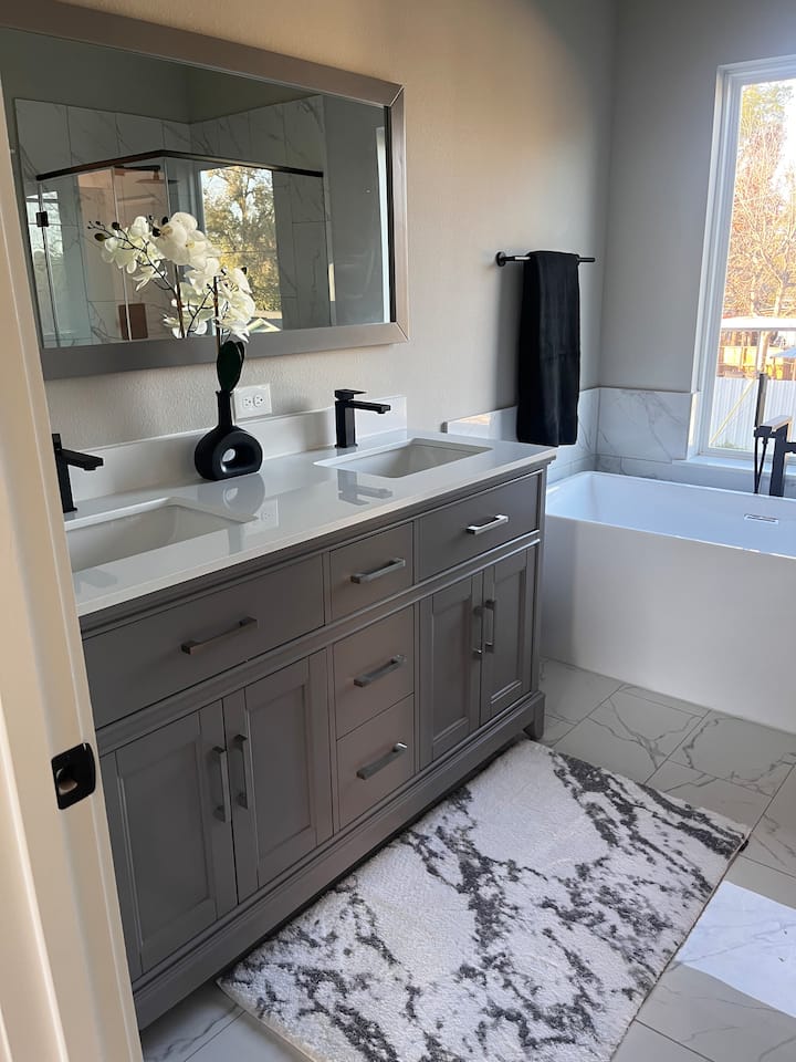 Brand New Home Close To Downtown - 漢布爾
