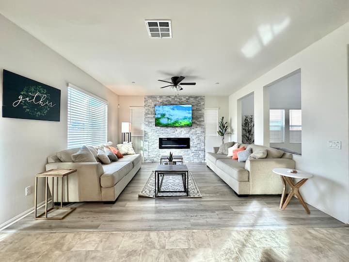 Modern Spacious Home W/ Backyard Awaits! - Victorville, CA
