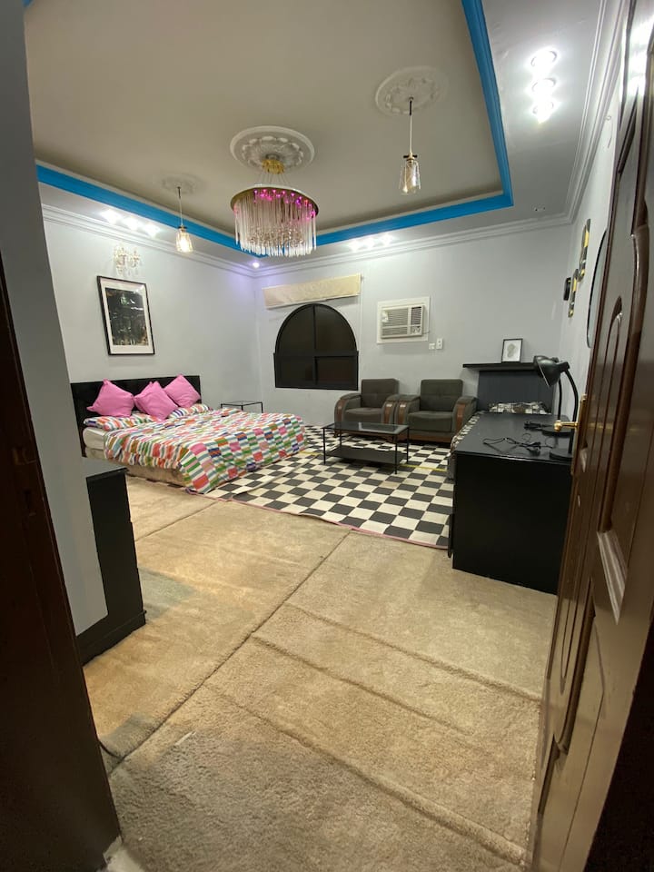 شقة بغرفتين ودورتين في الدور الأول | 7د للحرم - Medina