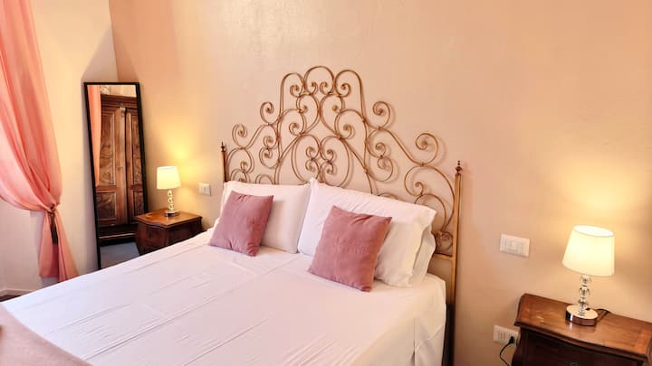 Rosina: Double Bedroom With Private Bathroom - Florenz