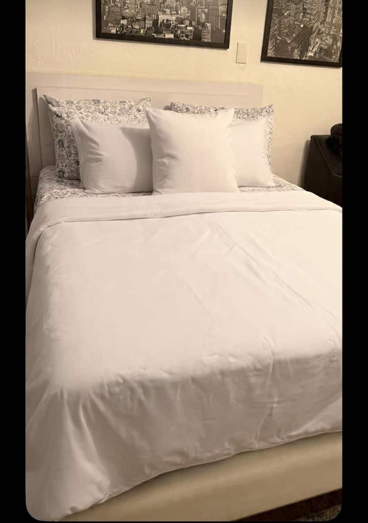 Lovely Apt Located Steps Beach - Miami Beach, FL