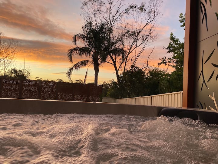 Romantic Cottage Retreat–hot Tub, Breakfast & Wine - Alpine
