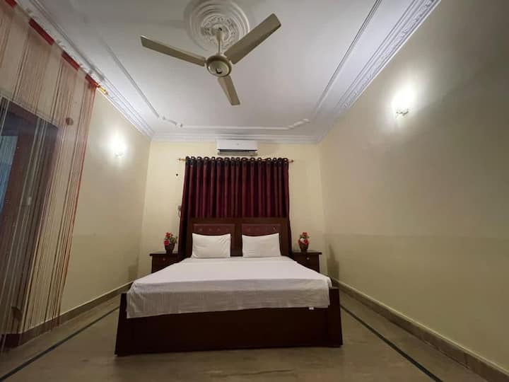 Luxurious Guest House - Karachi