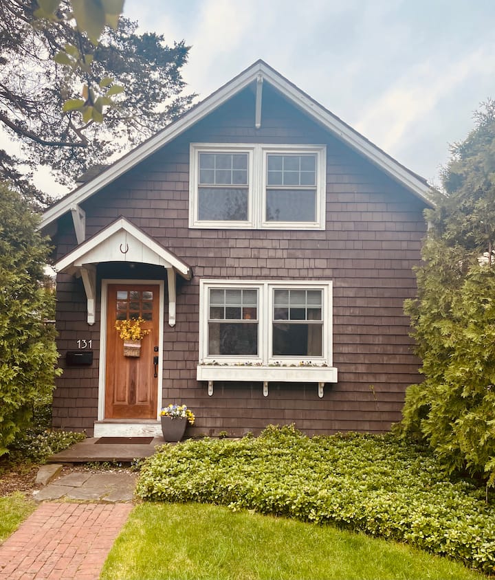 Trackside Cottage - Saratoga Springs, NY