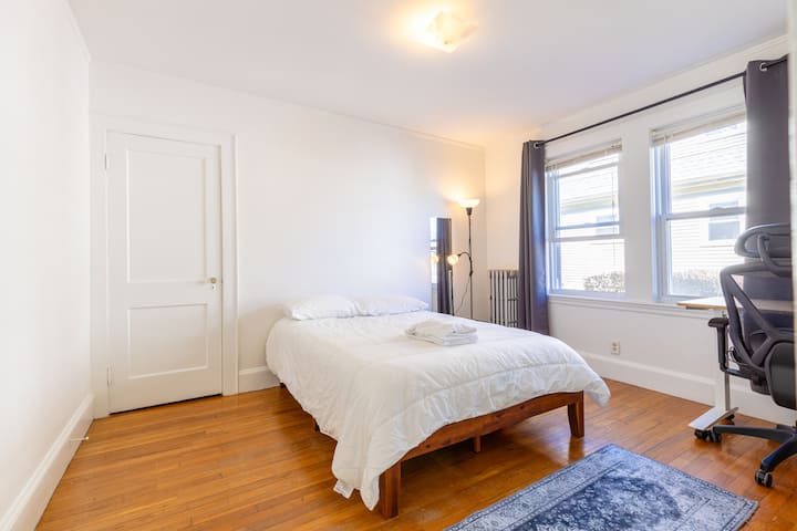 Private Charming Room By Oak Square #3 - Wellesley, MA