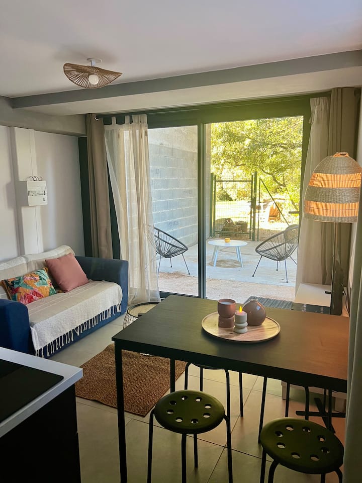 Cocon Vert - 30 M² Avec Terrasse & Stationnement. - Aniane