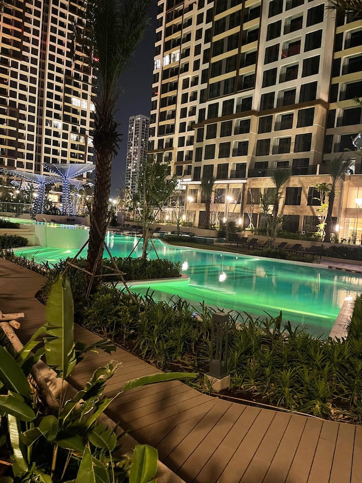 3brs 100m2 Luxury Apt Near Vincom Mega Mall - Vietnam