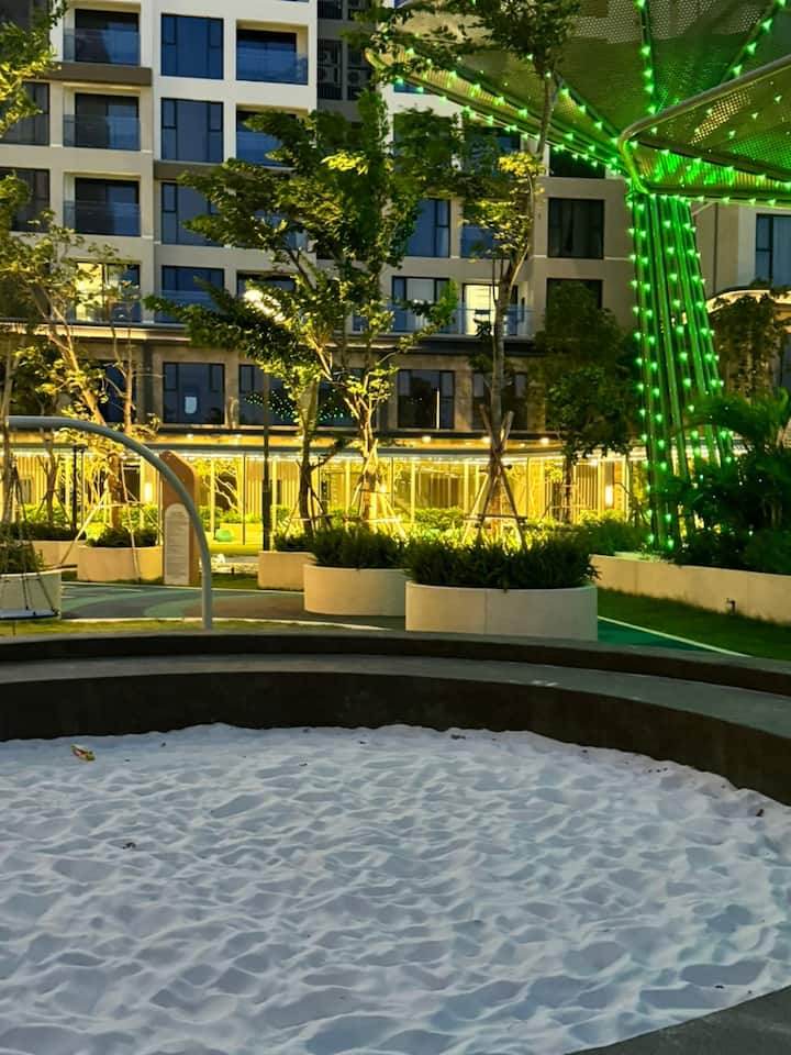 (B14) 3brs 100m2 Luxury Apt Mall Gym Pool 5' Walk - Vietnam