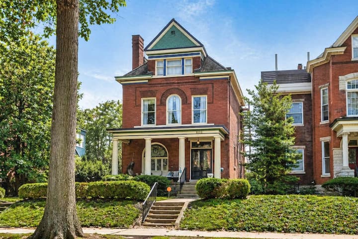 Derby City Delight | Luxe 4br • Perfect Location - Louisville, KY