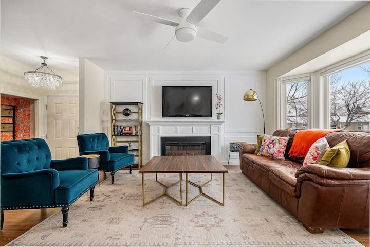 Large 4-level Split, Sleeps 18 - Calgary