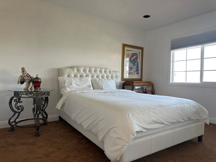 Grand And Spacious Home Only 1.9 Miles From Ocean. - Huntington Beach, CA
