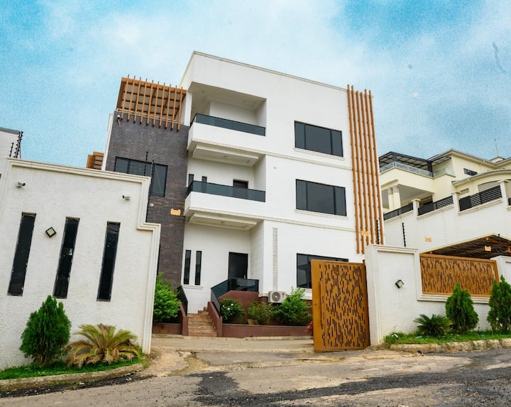 Golden Cozy Villa | Gym, Fast Wifi, 2 Living Rooms - Abuja