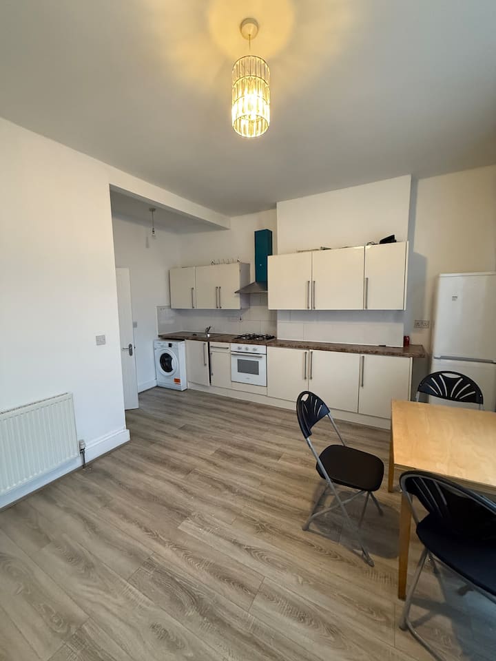 Spacious 2 Bedroom Flat - Ilford