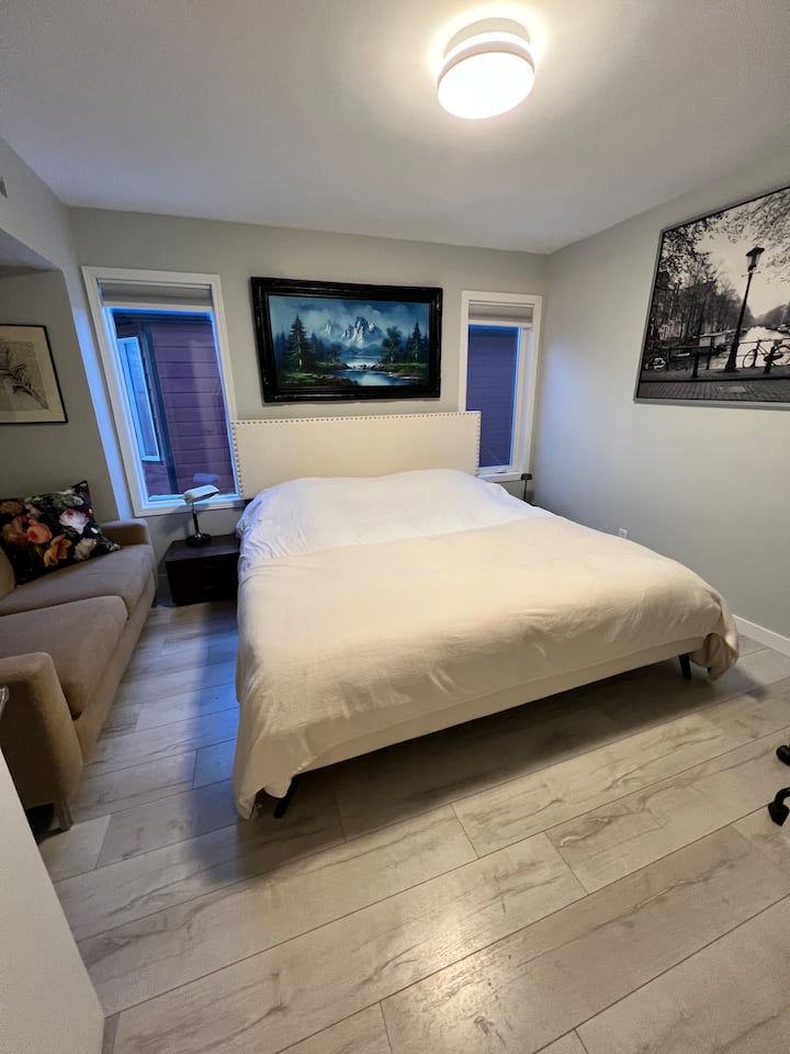 Private Entrance Cozy Retreat - Okotoks