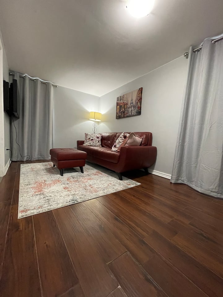 Cozy 2-bedroom Suite Near Walkerville - カナダ ウィンザー