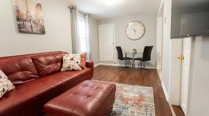 Cozy 2-bedroom Suite Near Walkerville - Windsor