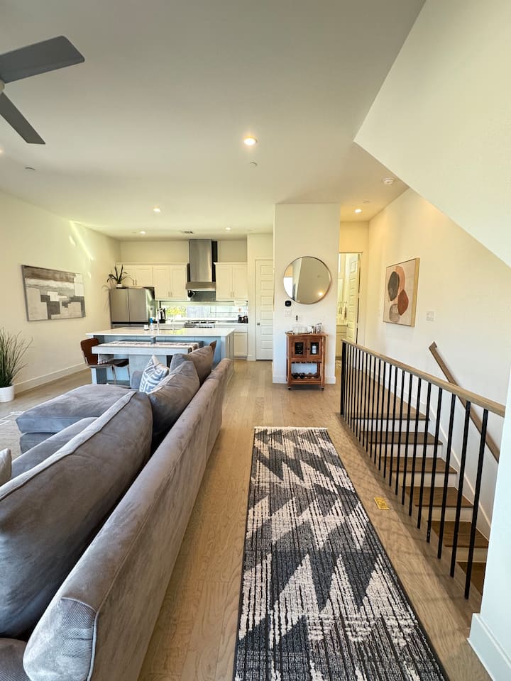 2 Br Townhouse Near Lower Greenville, 2-car Garage - Dallas, TX