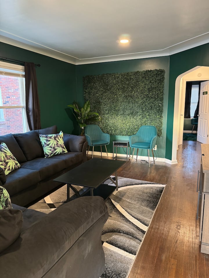 Historical Hot Box Smoking & Pet Ok Gameroom W/ps5 - Detroit, MI