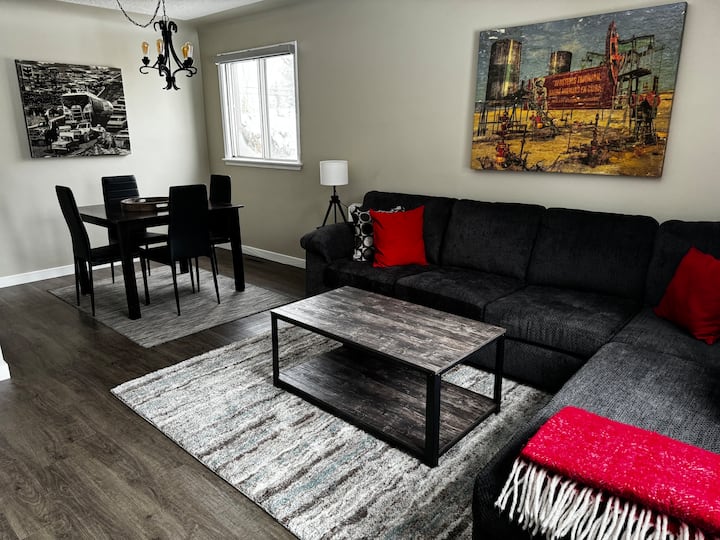 Large Main Floor 2 Bedroom Suite Close To Downtown - Edmonton