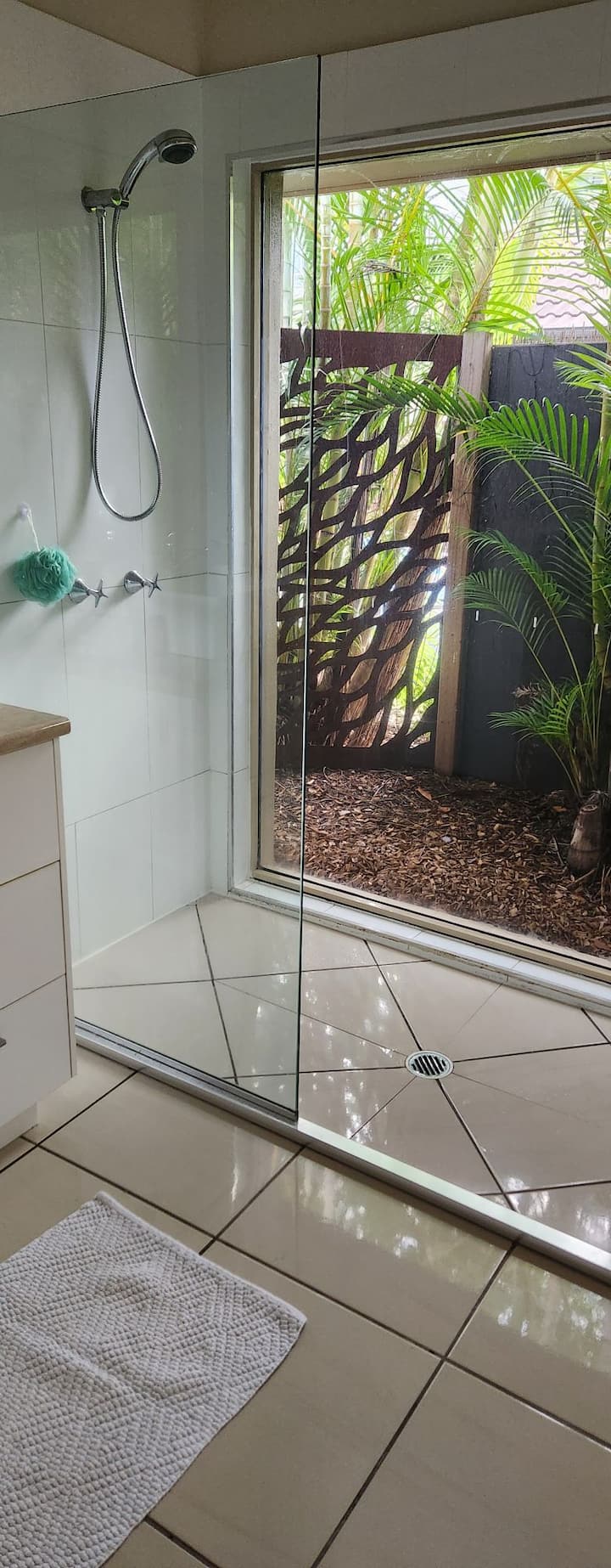 Queen Room In Luxury Home - Sunshine Coast Queensland, Australia