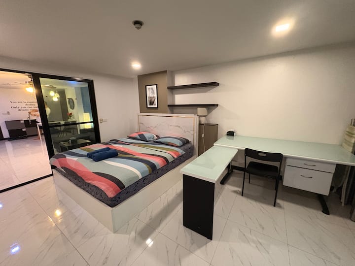 曼谷市中心/Silom商圈/高档公寓/超大房间/帕蓬夜市/bts/像素大夏/沙吞1 - Bang Rak