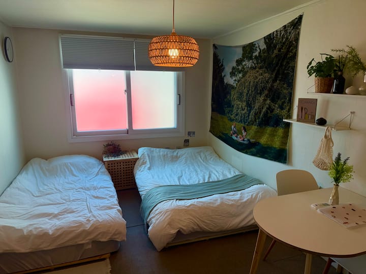 홍대 중심부에 위치한 아늑한 하우스 / 홍대 거리 1분/ #넷플릭스 - Seoul