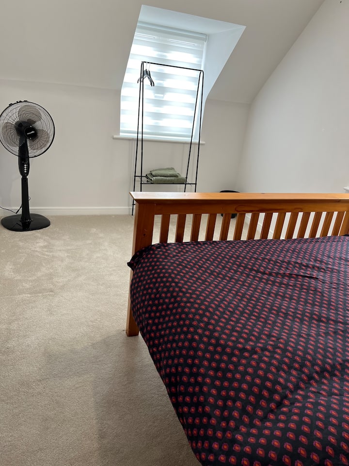 Airy Room W/ Private Bath And Free Parking - Wokingham