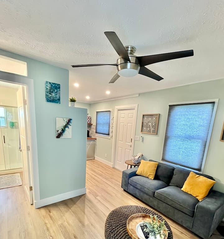 Private Cottage Near Beach & Downtown, Bikes - Atlantis, FL