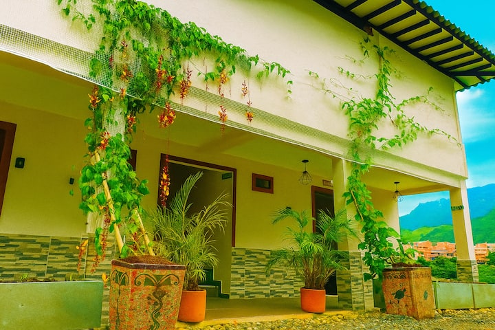 Parqueadero Gratis Con Vista Genial  A La Montaña - Andes