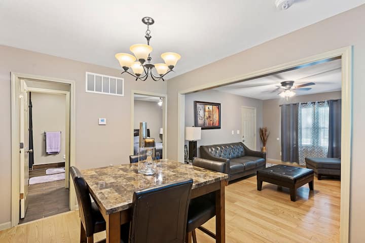 The Kc Woodland Villa – Near Stadiums & Highways - Kansas City