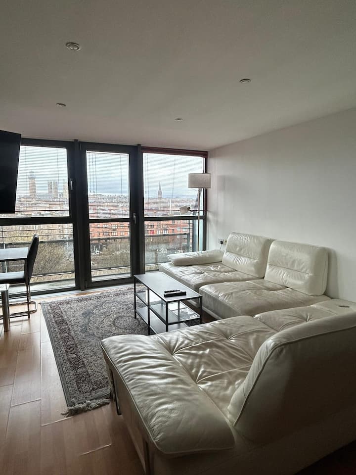 Hilltop City Apartment With Balcony & Skyline View - Glasgow