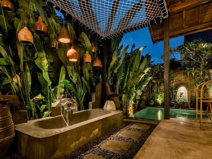 Pabuanvilla, Private, Etnik & Impressive Honeymoon - Ubud