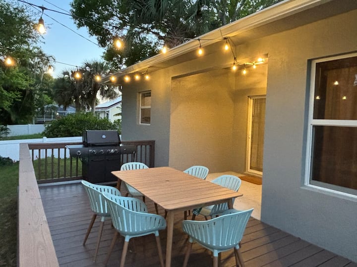 The Salty Deck: Beach Ready, Game Room, Ev Charger - Vero Beach, FL