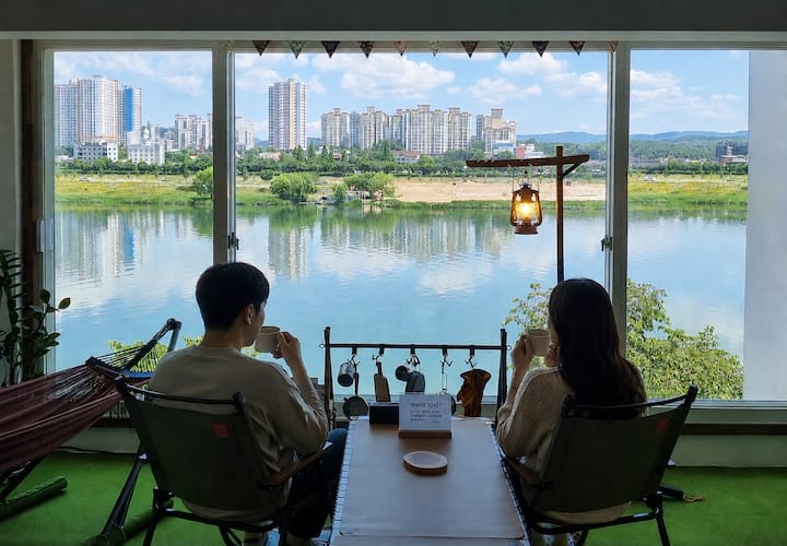 바다같은 남한강 파노라마뷰가 코 앞에
/캠핑감성 인테리어
/심쿵 도시뷰 야경(밤바다 느낌) - 오학동