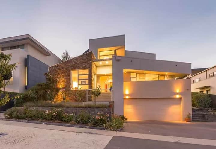Luxurious House With 4 Bedrooms In Bruce - Canberra