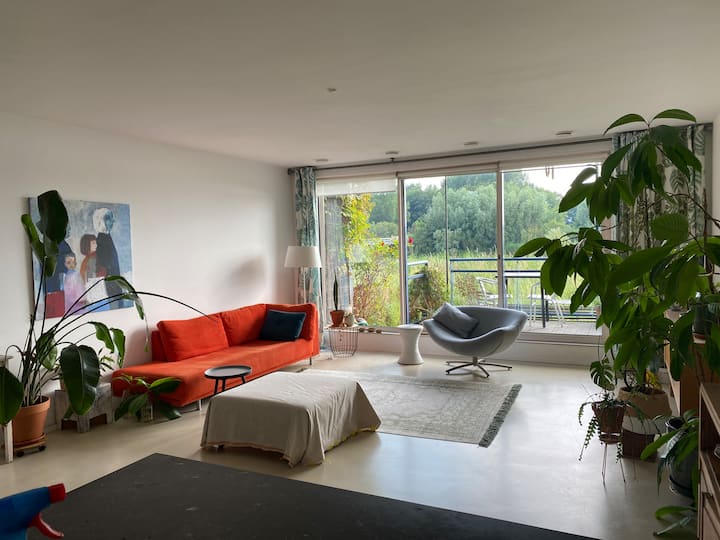 House Along The Water In Amsterdam - Ámsterdam