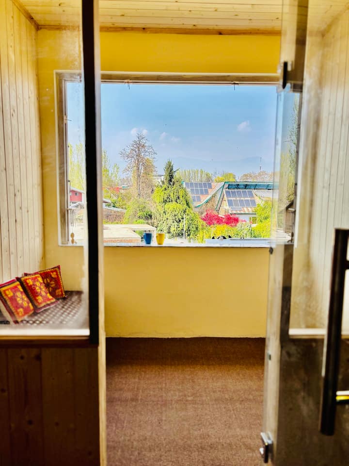 Chic 3bhk Cabin | 3rd-floor View/balcony/main City - Srinagar