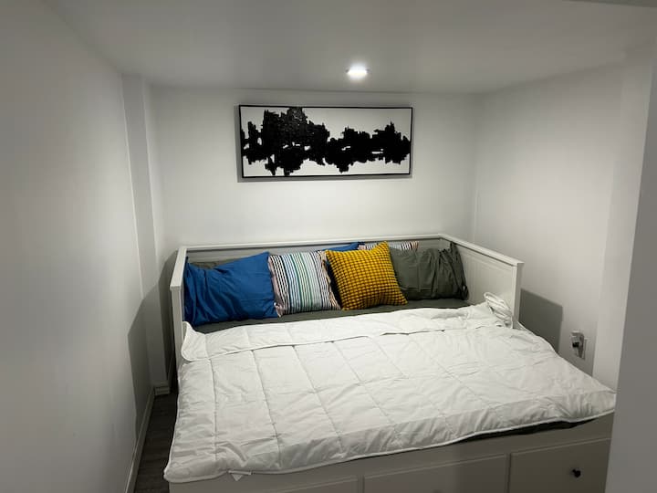 Cozy Private Den In Ajax - Ajax