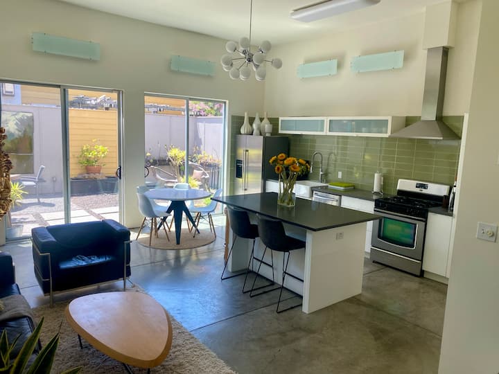Stylish Emeryville Retreat - Oakland, CA
